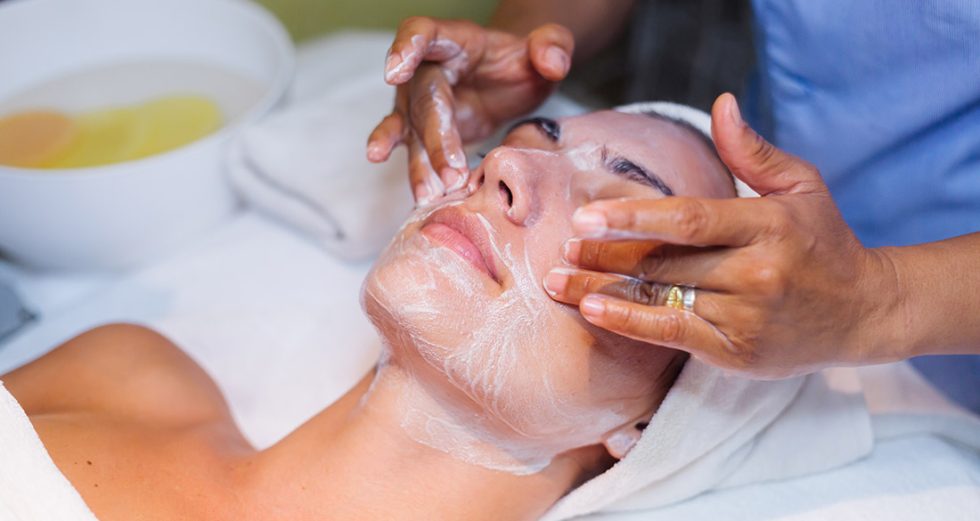 What is chemical peel procedure & how does this work on your skin? | Dr ...